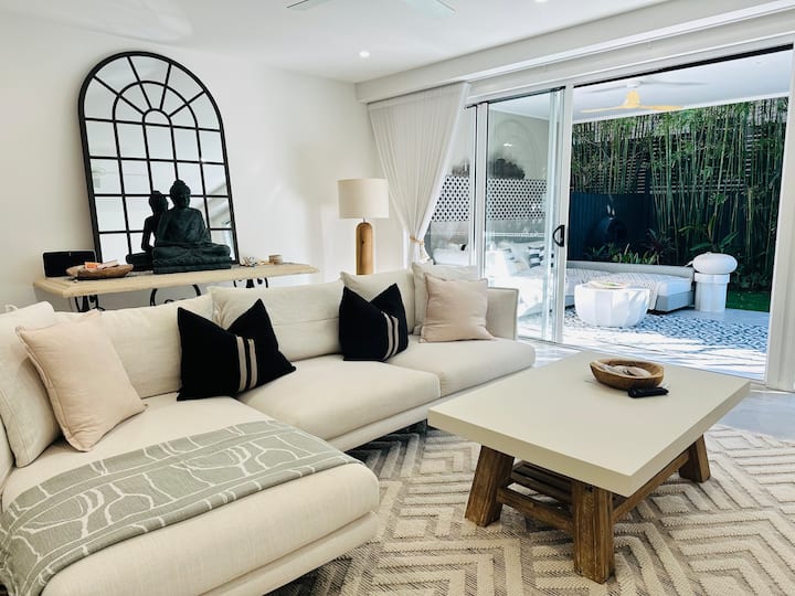 Barefoot Luxury * Designer Stay @ Mermaid Beach - Broadbeach