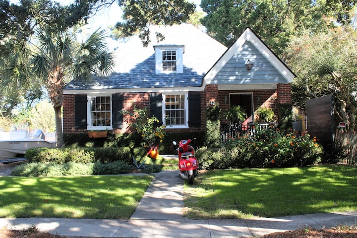 Superhost!
Bungalow W/ Koi Pond Porch & Fireplace - Charleston, SC