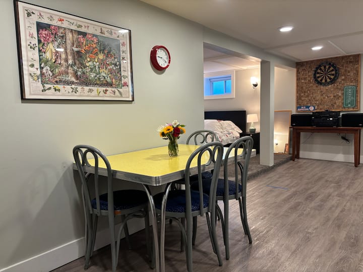 Bright, Comfy Division / Hawthorne Basement Studio - Portland, OR