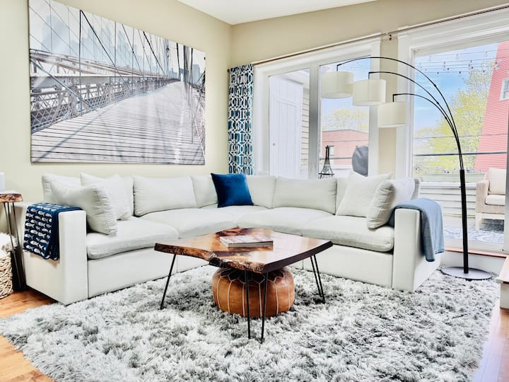 Elegant, Stunning Condo With Sunny Patio - Long Island, ME