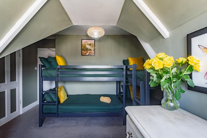 Smarties Guest House.             Fistral   Room 5 - Perranporth