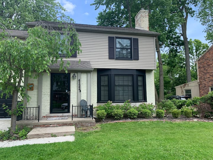 Executive Style Home With Wonderful  Office - Birmingham, MI
