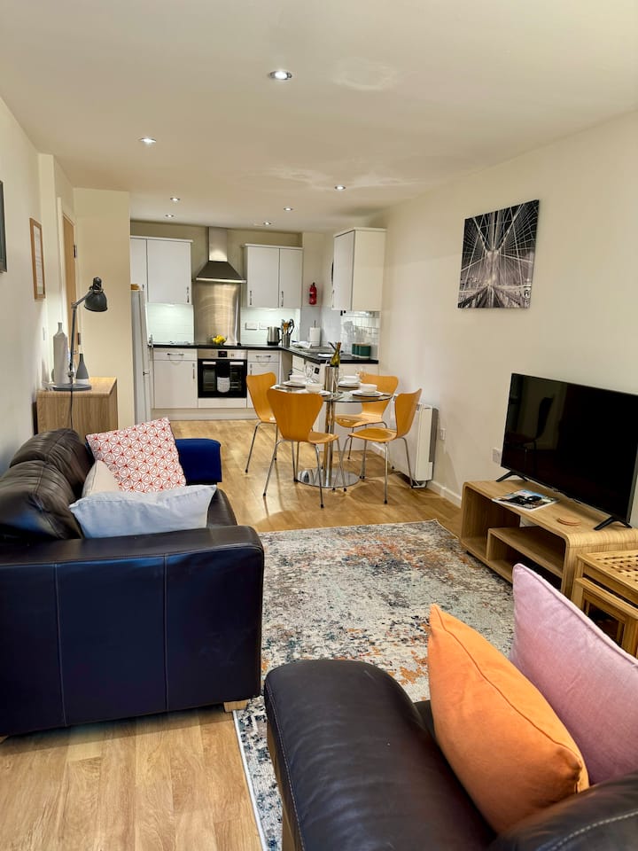 Centrally Located, Modern, Stylish, With Parking - Cheshire