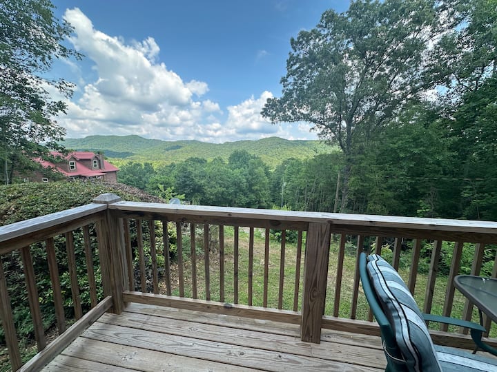Peaceful Mountain Retreat W/hottub/jacuzzi/firepit - Lake Burton, GA