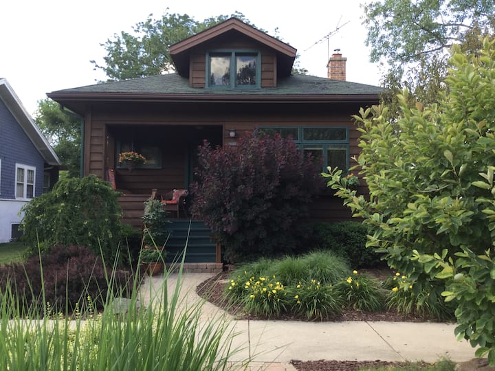 Private Entrance To Bed, Bath, Lounge And Kitchen - Evanston, IL