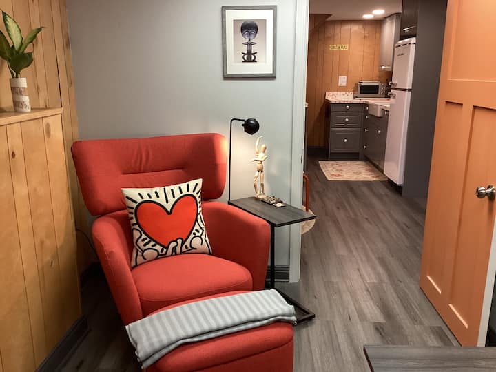 Private Entrance To Bed, Bath, Lounge And Kitchen - Evanston, IL