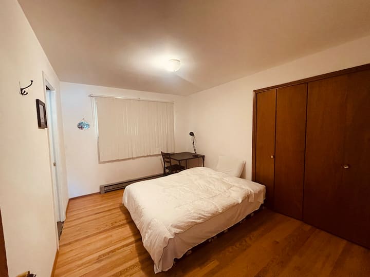 Master Bedroom Attached Bath Near Microsoft - Kirkland, WA