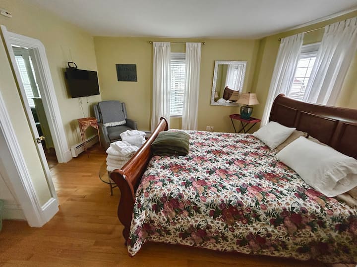 Boston 3 Room Apt 5 Min Walk To Train & Beach - Revere, MA