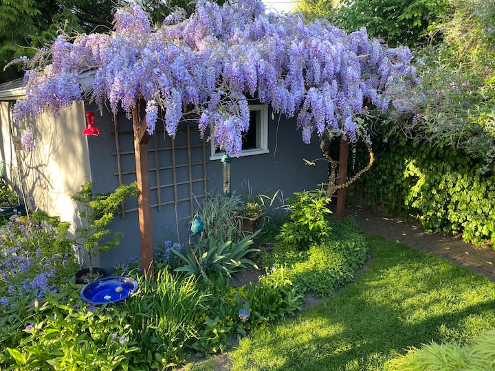 1 Or 2 Bedroom Kerrisdale Touch Of Tuscany. - Vancouver