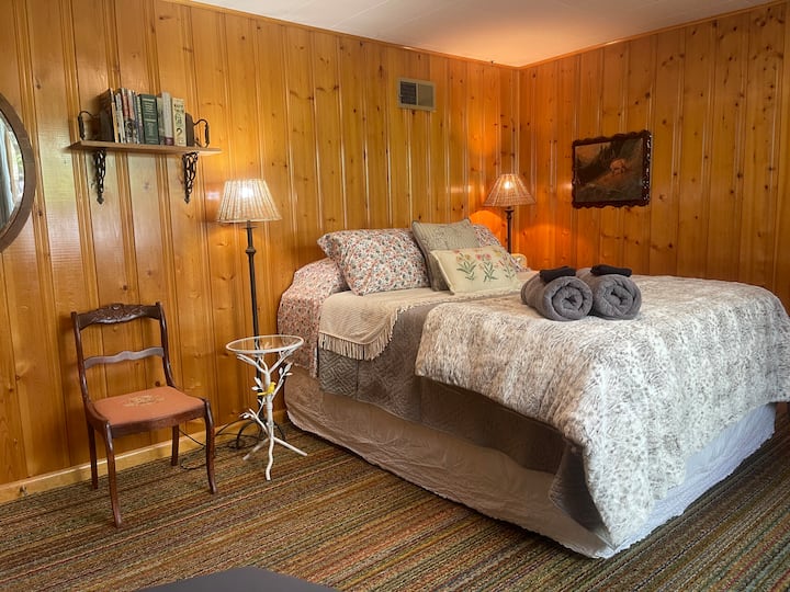 Cozy, Private Basement Bungalow, Hot Tub - Missoula, MT