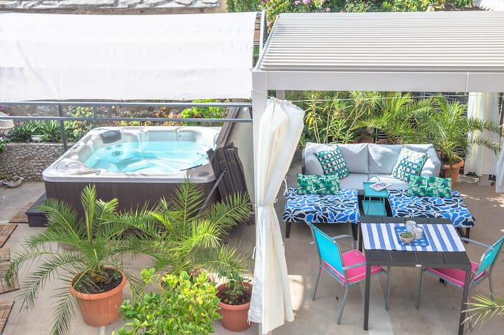 Spa Tub & Lounge With Pergola Apartment Sara Bol - Bol