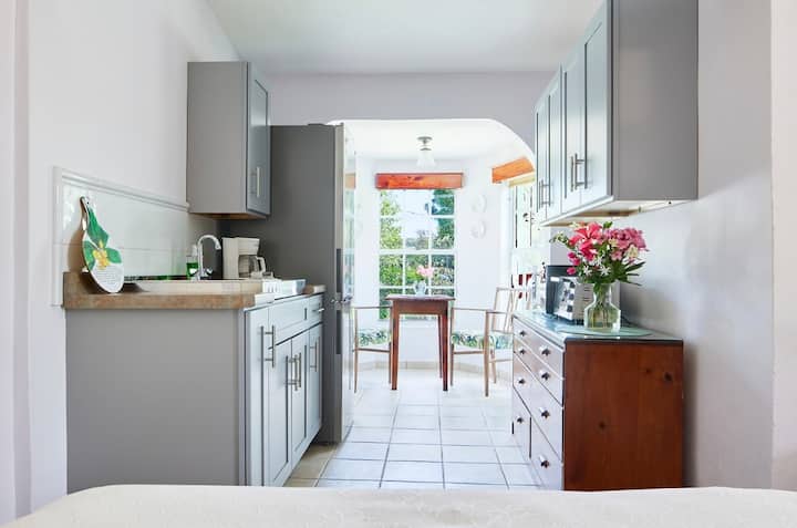 Cottage By The Water- Twizycarcharger - Bermuda