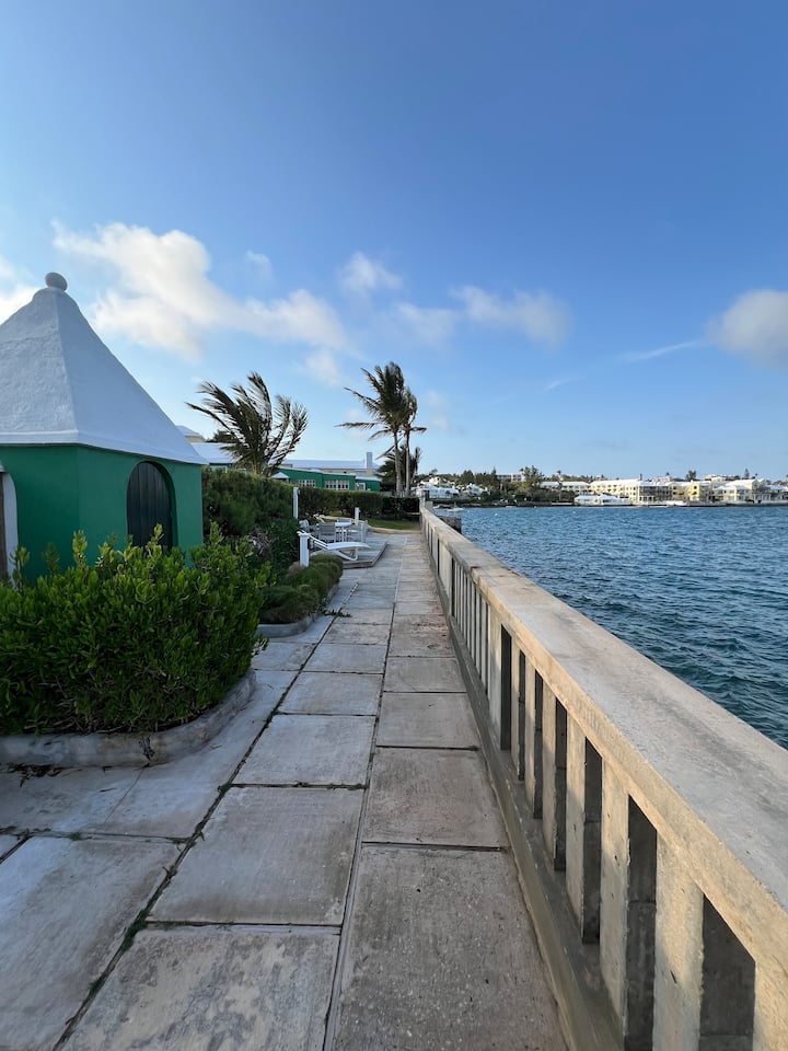 Cottage By The Water- Twizycarcharger - Bermudas