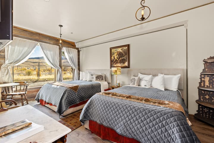 103 Park Hotel Yellowstone,private 2 Queen 1 Bath - Gardiner, MT