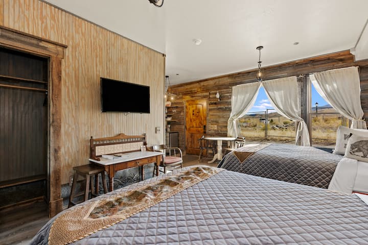 104 Park Hotel Yellowstone-private 2 Queen 1 Bath - Yellowstone National Park