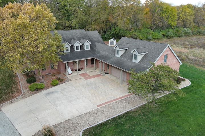 Quiet Urbana Bonus Room, 5 Miles From University - Urbana, IL
