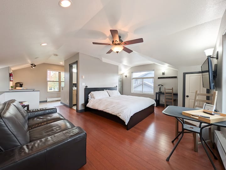 Private Studio Apartment Near Downtown - Colorado Springs, CO