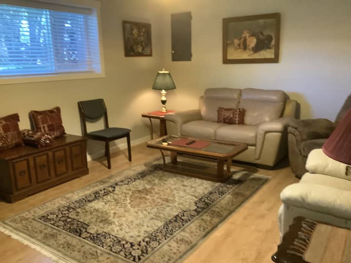 Roxy’s Place
King & Queen 
2 Bedroom Suite - Penticton