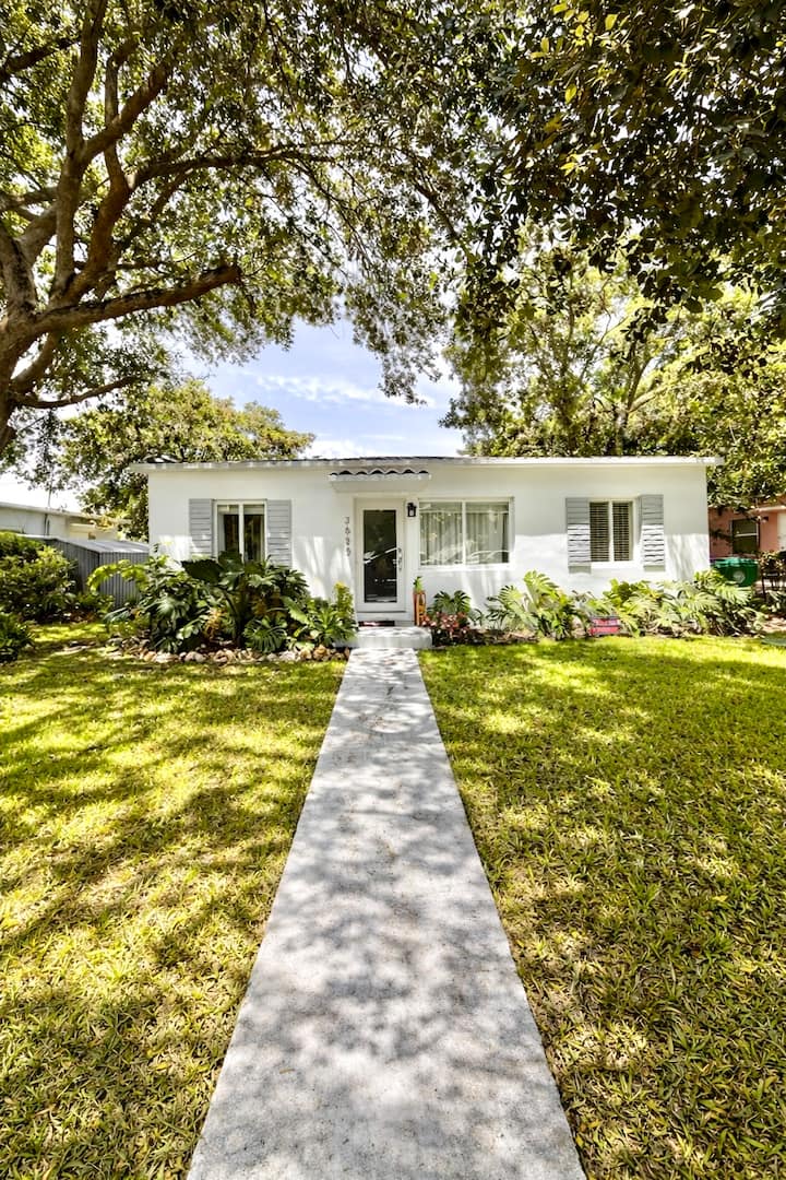 Cozy Casita Walk To Coconut Grove - Miami, FL