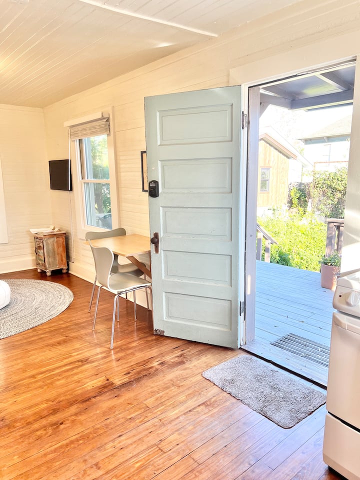 The Urban Cottage — Guesthouse Near Downtown - Northwest Hills - Austin