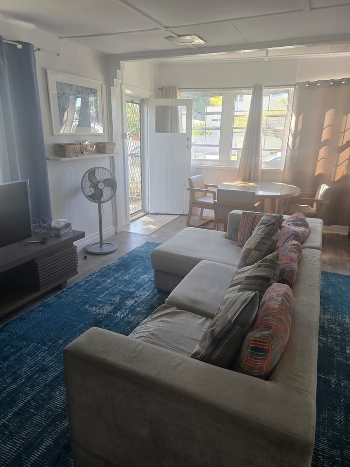 Great Little House By The Sea - Brisbane