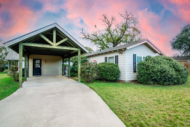 River Rock Bed And Breakfast Cottages - Keene, TX