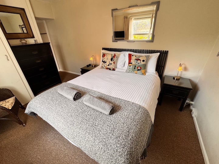 Hideaway - 1 King Bed + 2 Bathrooms + Patio - St Ives