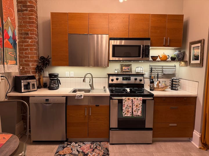 Historic Mercer "The Artist Studio". Queen Bed - Grandview, WA