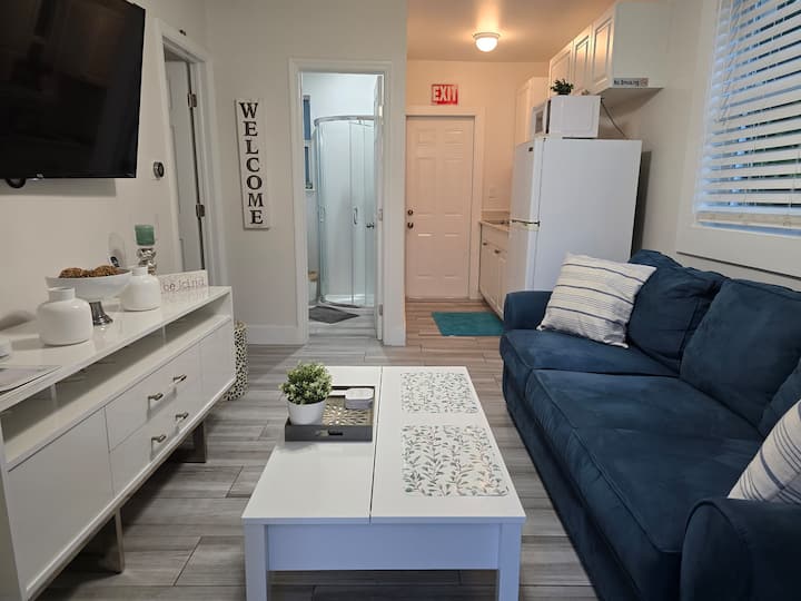Cozy Private Cottage 10 Minutes From The Beach! - Dania Beach, FL