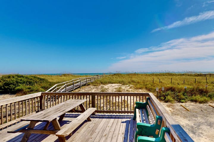 Oceanfront Cottage W/ Beach Access + Walk To Cb - Carolina Beach, NC