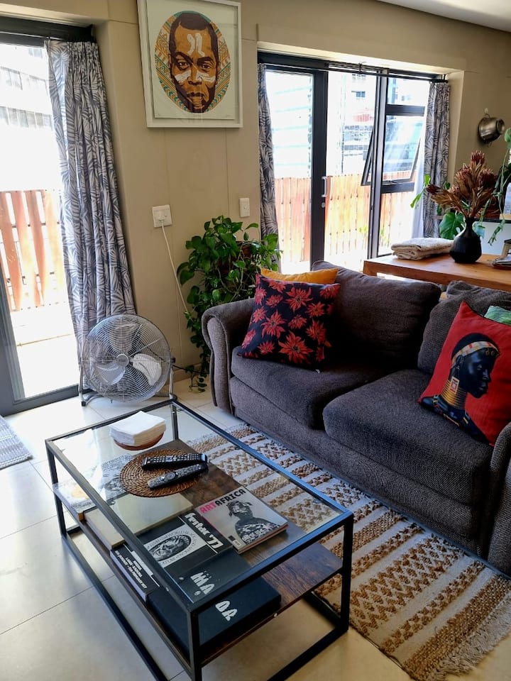 An Afrocentric City/mountain View Apartment - Cape Town