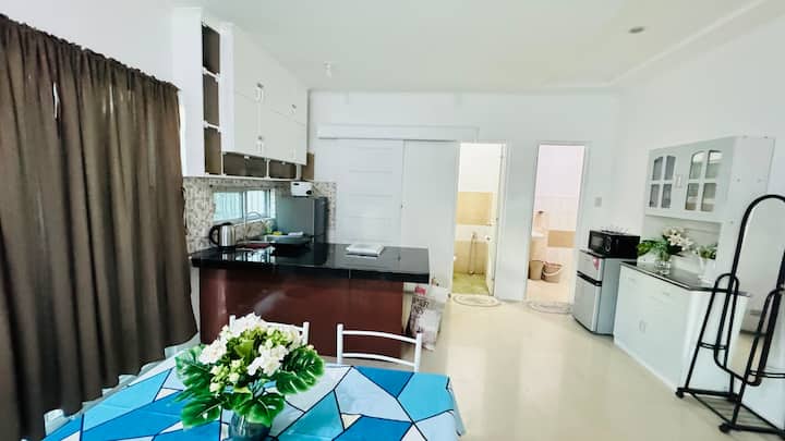 Whole 2-bedroom House For Groups (Near Panaad) - Bacolod