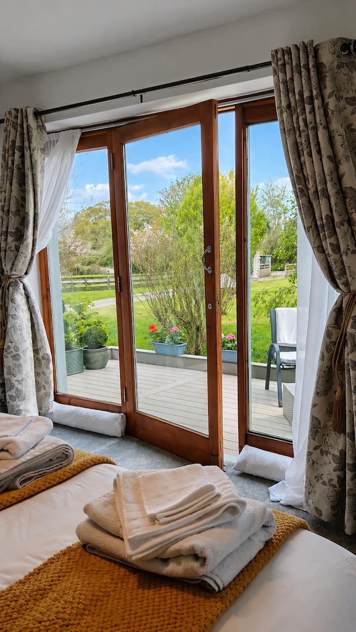 Paradise Not Lost. Self Contained Guest Suite. - Ireland