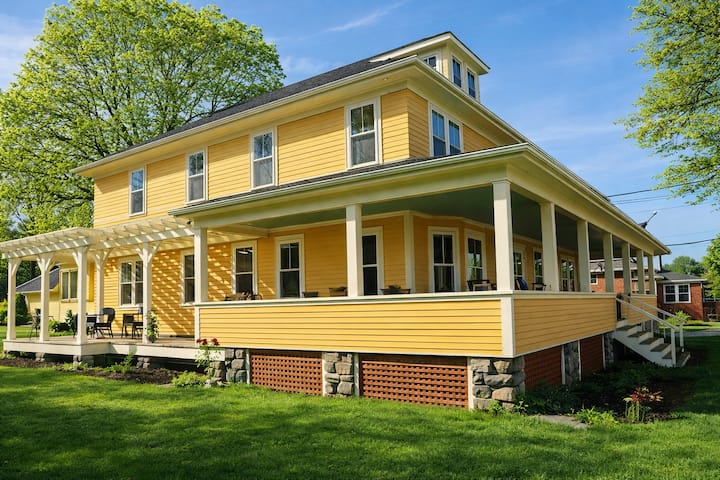 The Crows Nest | Near Shops & Beaches - Front Beach, MA