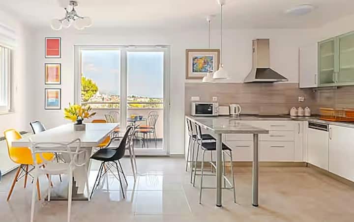 Z02 Large 130m² Family Home, 3br 3.5ba - Split