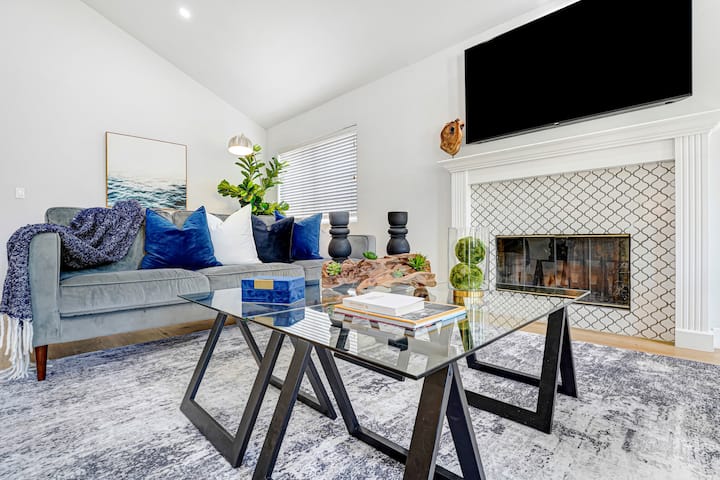Modern La 4br Retreat • Sleeps 13 Near Universal - Los Angeles, CA