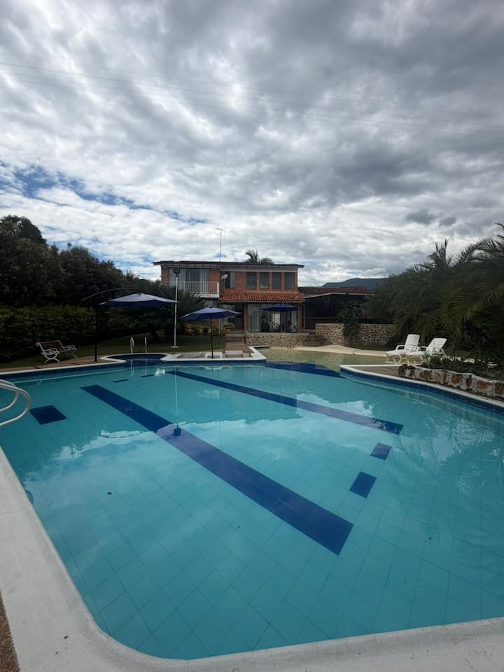 Casa Con Piscina Tipo Playa, Jacuzzi, Bar, Juegos - Melgar