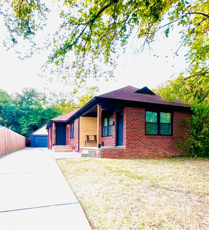 Duplex On Glendale, Centrally Located / 231 - Wichita