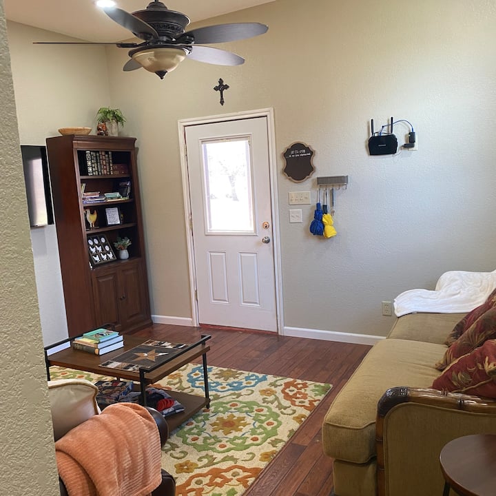 The Farmhouse At Rhineland Farm. Farm Stay. - Cleburne State Park, Cleburne