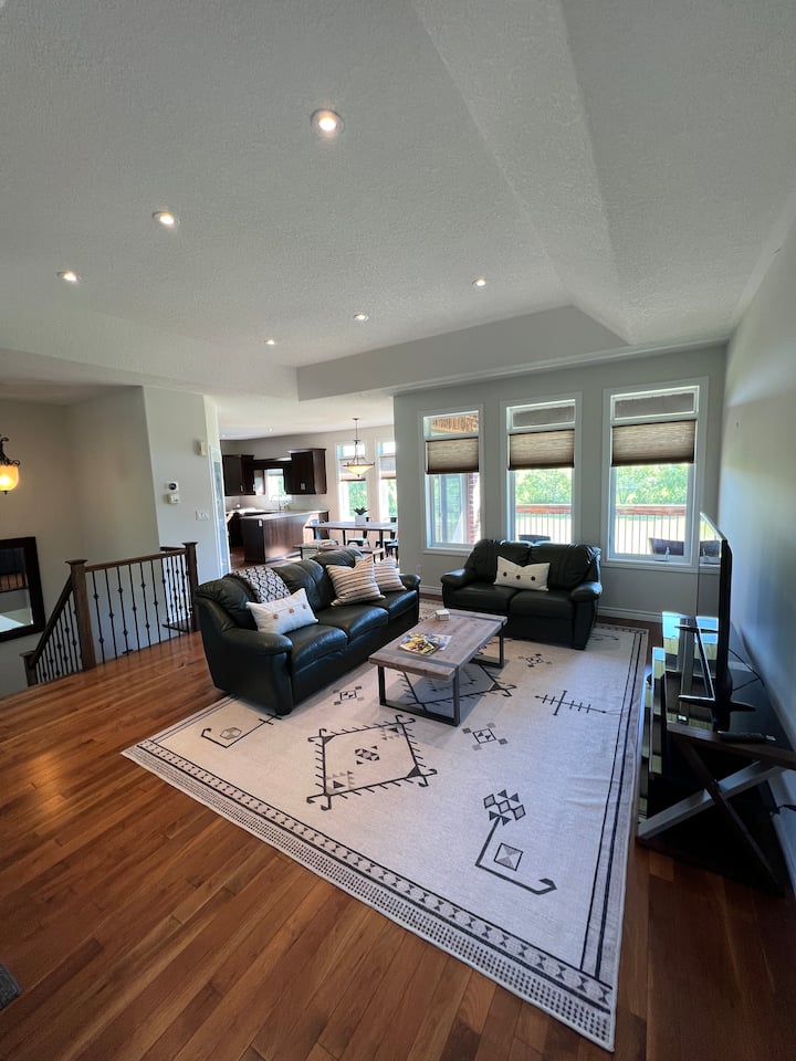 Havenly Pec 3 Bed Lux Home Theatre &  Game Room - Prince Edward