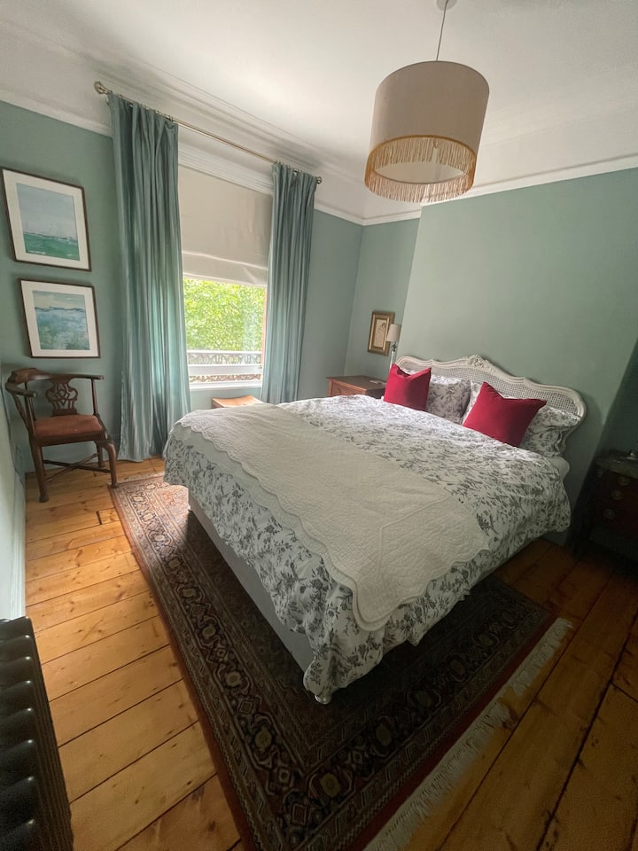Quiet King Room Overlooking Park - Barry