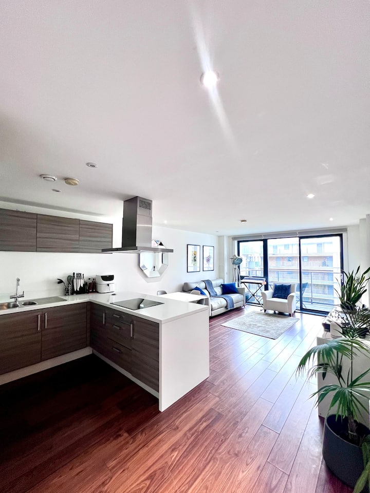 Spacious 2-bed - 24h Gym/concierge - Canary Wharf - Central London