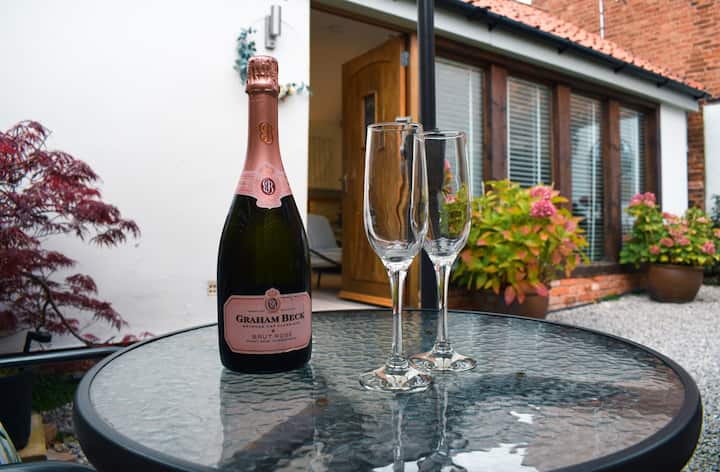 Self-contained Barn Conversion In Rural Village - Southwell
