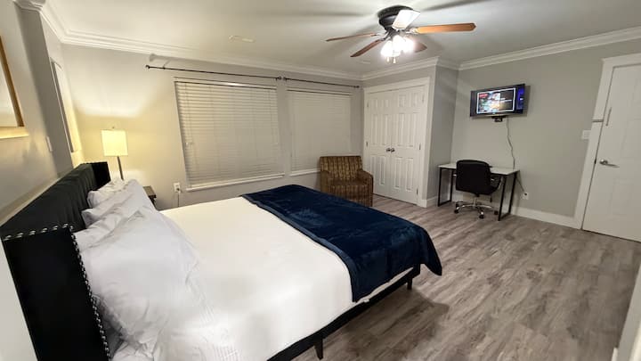 Cozy King Suite With Attached Washroom - Abbotsford