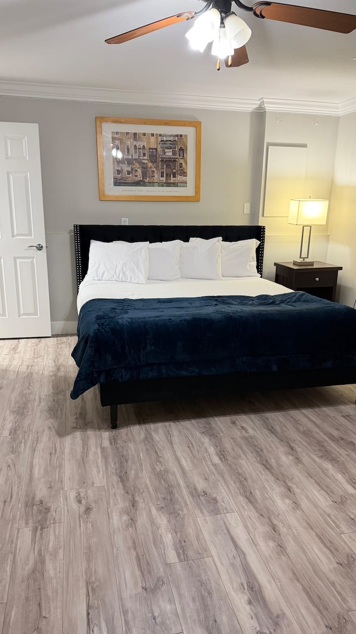 Cozy King Suite With Attached Washroom - Abbotsford