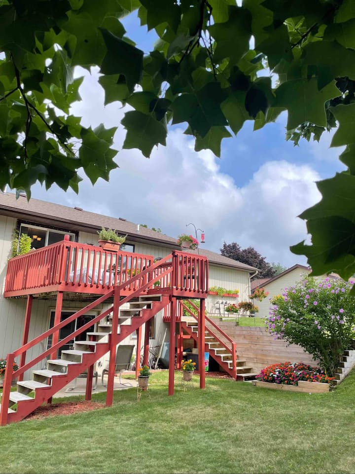 South Holland, Large Lower Level With Pool Table. - Holland, MI