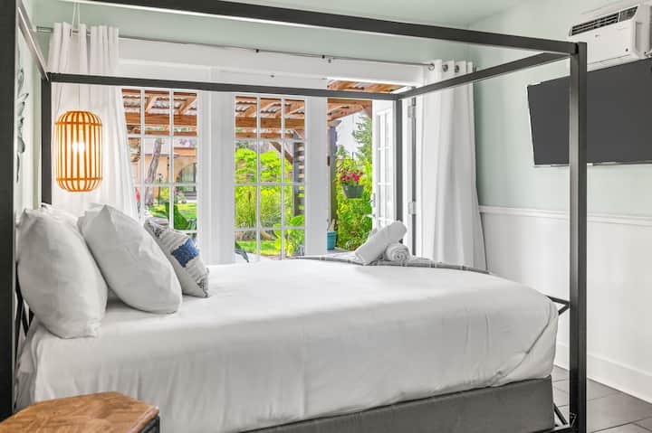 Designer Island Studio • Walk And Bike To Downtown - St. Augustine, FL