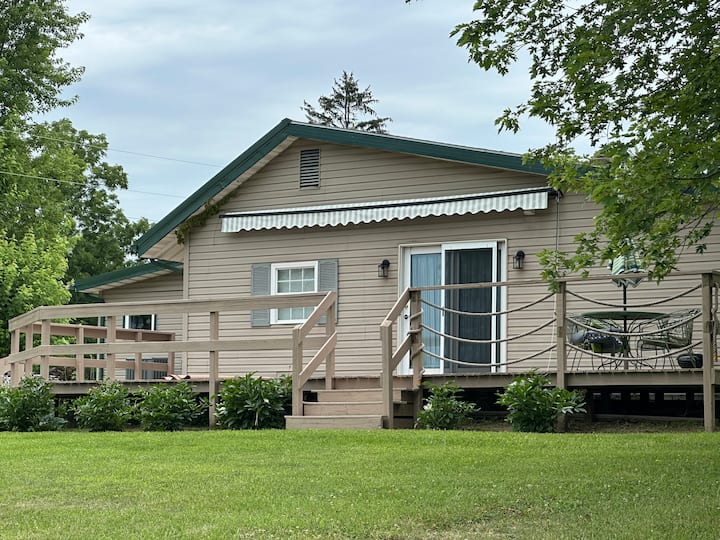 Lake House Unit Waterfall View, King Bed Highspeed - Salamonie Lake, Andrews