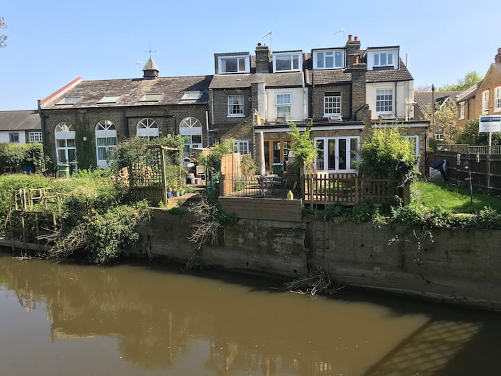 Lovely Riverside Cottage - Woking