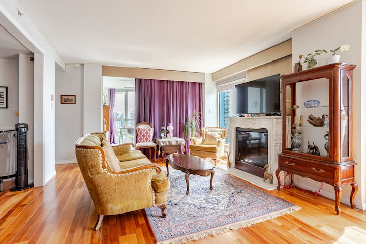 Excellent Location-entire Stylish Condo-1 Parking - Vancouver